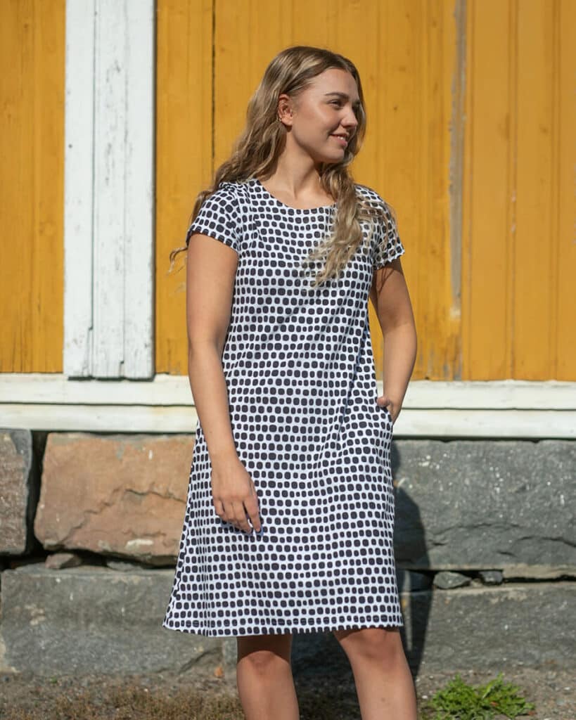 PaaPii Design Sointu mekko Rantakivet mustavalkoinen
